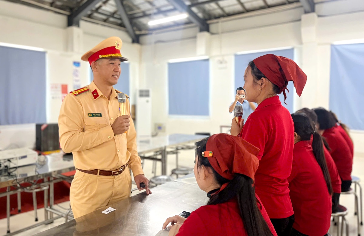 Tuyên truyền an toàn giao thông cho người lao động Công ty TNHH ...